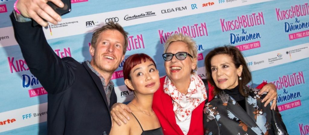 »Kirschblüten & Dämonen« begeistert das Premierenpublikum in München ...